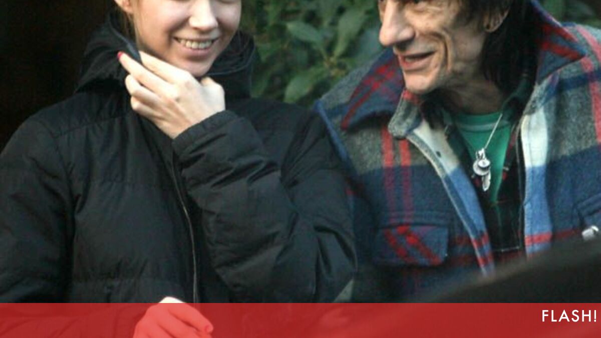 Ronnie Wood põe namorada russa fora de casa - Celebridades - FLASH!