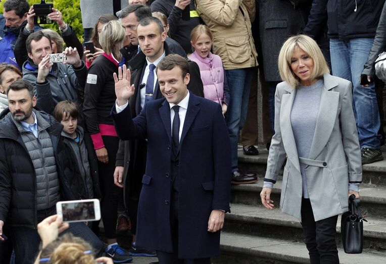 25 anos mais velha do que o marido! Brigitte Macron submete-se a ...