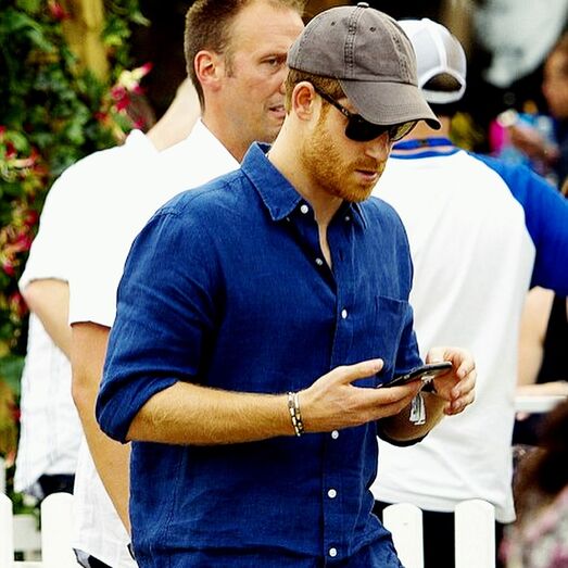 Príncipe Harry volta à vida louca longe da namorada - Celebridades - FLASH!