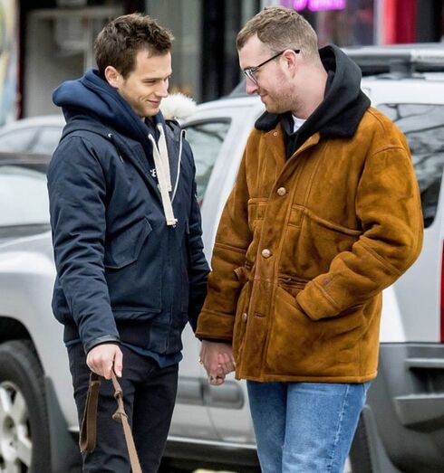 Sam Smith e namorado Brandon Flynn aos beijos na rua - Mundo - FLASH!