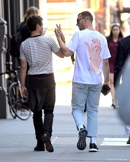 Sam Smith e namorado Brandon Flynn aos beijos na rua - Mundo - FLASH!