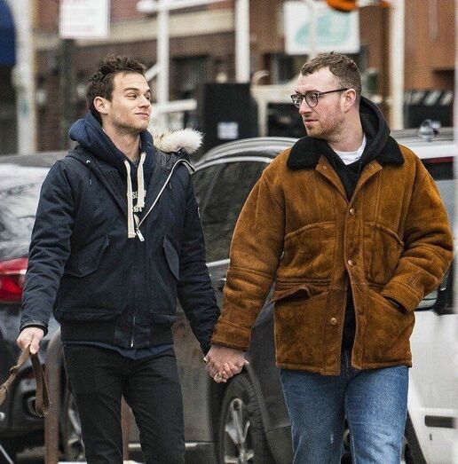 Sam Smith e namorado Brandon Flynn aos beijos na rua - Mundo - FLASH!