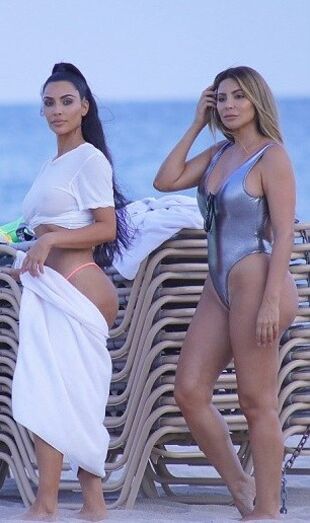 Cada Vez Mais Sexy Kim Kardashian Mostra Se Em Biquíni Muito Reduzido