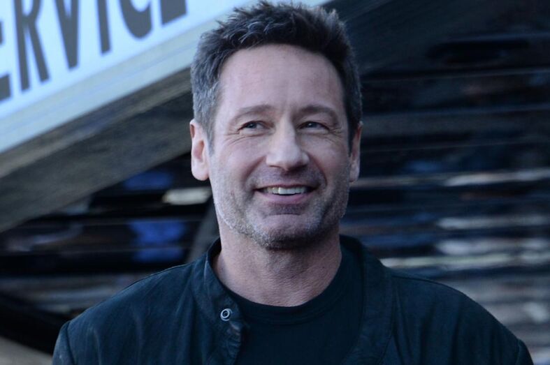 Ator de 'Ficheiros Secretos', de 64 anos, casa com namorada de 31 que ...