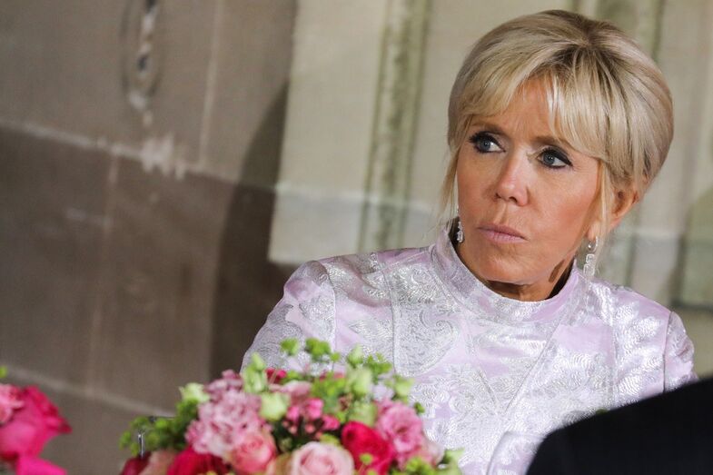 Meu Deus, que tragédia! Descobrimos porque Brigitte Macron usa duas ...