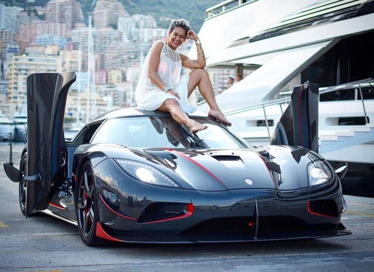 Carina Lima: Luxos, velocidade, carros de milhões e muita... sensualidade - Flashes - FLASH!