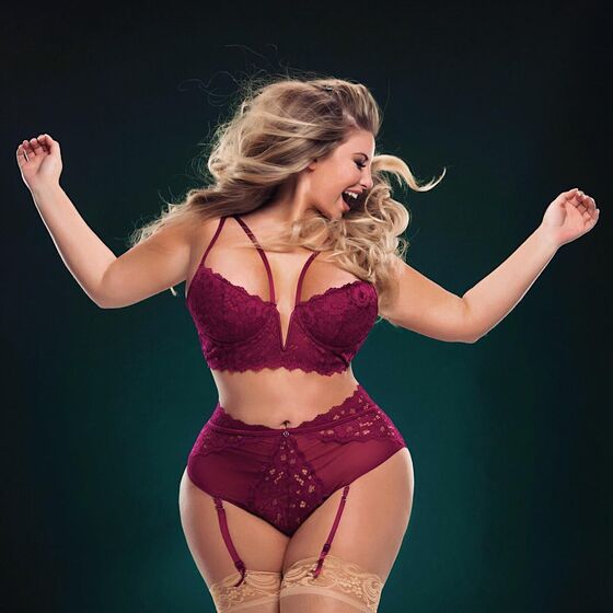 Conheça A Modelo Plus Size Que Adora Mostrar Se Me Lingerie Ousada