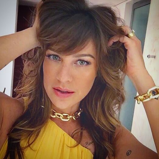 Ousada, Luana Piovani exibe sensualidade... apenas de botas altas ...