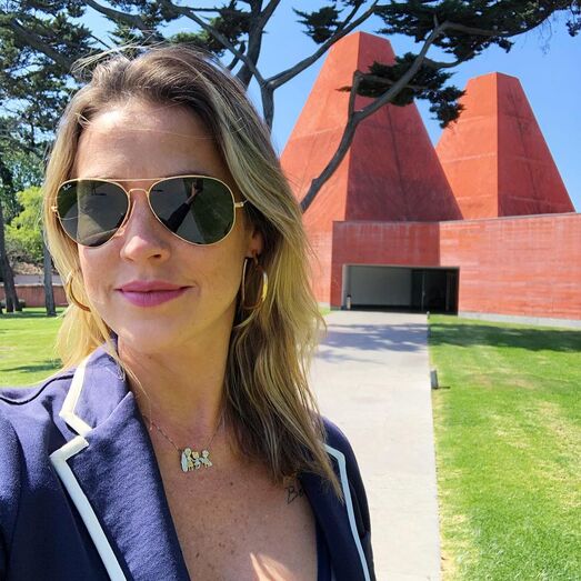 Ousada, Luana Piovani exibe sensualidade... apenas de botas altas ...