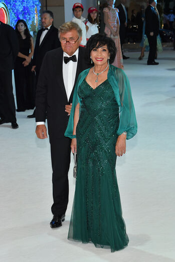 Verde esperança! Todos os olhos no vestido com capa de Charlene do ...