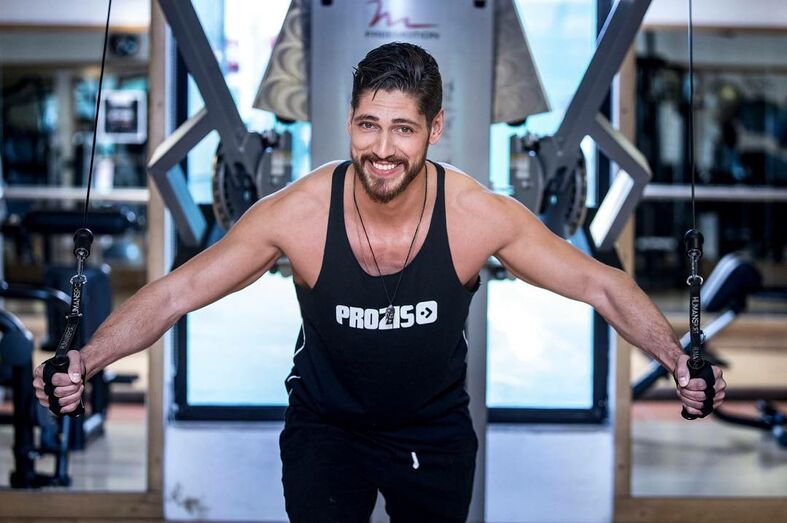 Olha este 'six-pack'. Ângelo Rodrigues volta ao culto ao corpo e já há ...