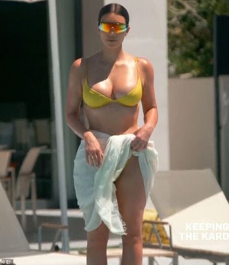 Kim Kardashian Arrasa De Biquíni Mas é A Sua Irmã Kourtney Que é Mais