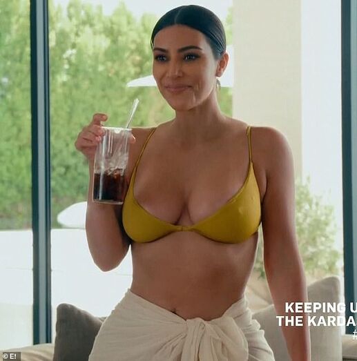 Kim Kardashian Arrasa De Biquíni Mas é A Sua Irmã Kourtney Que é Mais