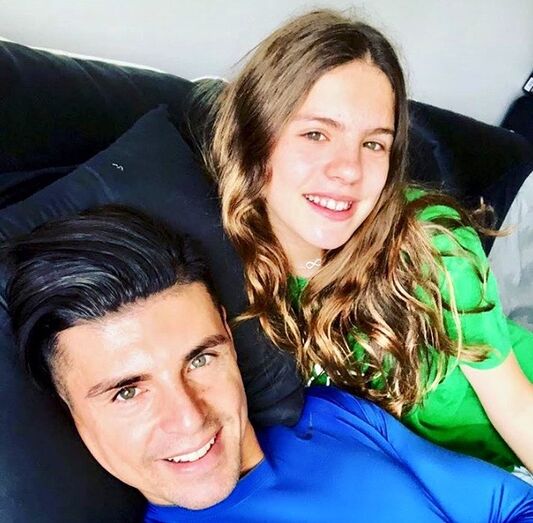 Incrível! Filha de Elma Aveiro é fotocópia do pai - Nacional - FLASH!