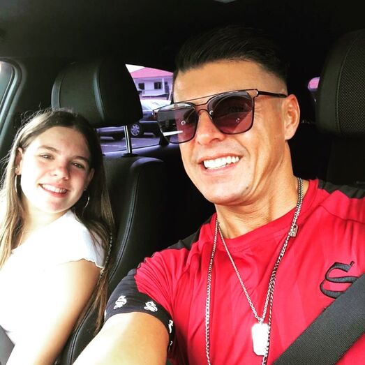 Incrível! Filha de Elma Aveiro é fotocópia do pai - Nacional - FLASH!