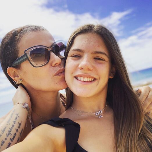 Incrível! Filha de Elma Aveiro é fotocópia do pai - Nacional - FLASH!