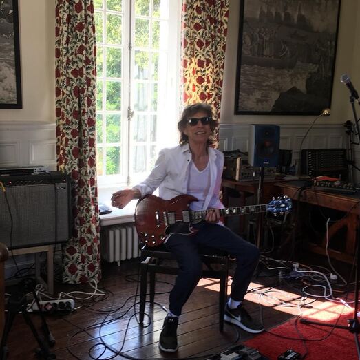 Mick Jagger vive completamente isolado em castelo francês para evitar ...