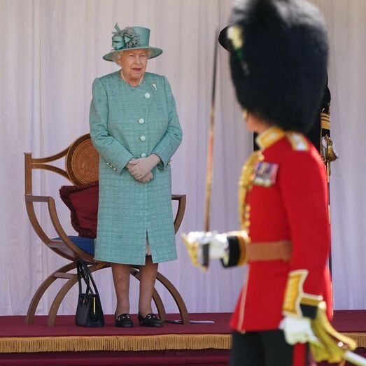 Guerra no palácio. Rainha Isabel II quer obrigar empregados a passarem ...