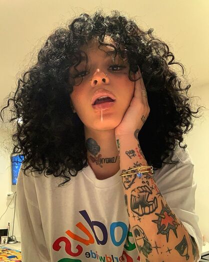 Morreu a cantora Emani 22, conhecida pelas canções 'Feelings' e 'Inside ...