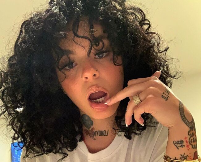 Morreu a cantora Emani 22, conhecida pelas canções 'Feelings' e 'Inside ...