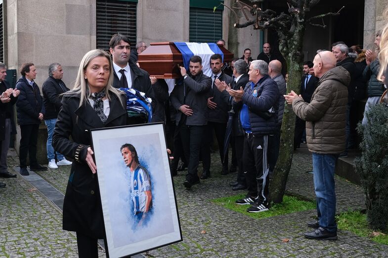 Centenas de pessoas na despedida emocionada ao Bibota Fernando Gomes ...