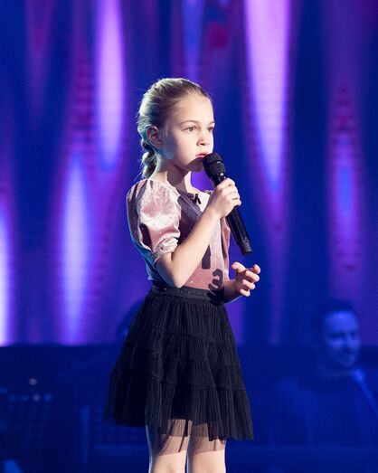 Até arrepiou pelas parecenças! Saiba quem é a menina loira que cantou ...