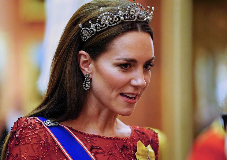 Kate Middleton presta homenagem a rainha Isabel II numa altura em que ...