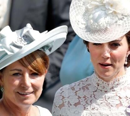 Como Kate Middleton conseguiu envolver a mãe dentro da família real ...