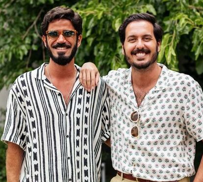 Casal António Bravo e Luís Avelar de Aguiar sofre acidente aparatoso. Veja como ficou o carro ...