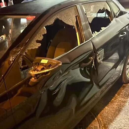 Casal António Bravo e Luís Avelar de Aguiar sofre acidente aparatoso. Veja como ficou o carro ...