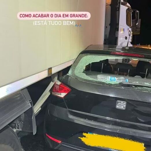 Casal António Bravo e Luís Avelar de Aguiar sofre acidente aparatoso. Veja como ficou o carro ...