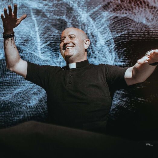 Nasceu uma estrela! DJ Padre Guilherme virou loucura na Jornada Mundial ...