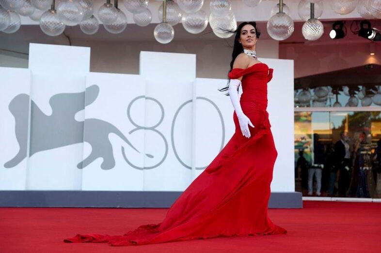 Georgina Rodríguez surpreende com icónico vestido vermelho 'Pretty ...