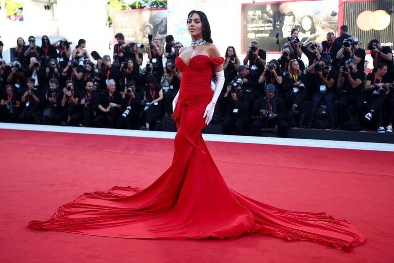 Georgina Rodríguez surpreende com icónico vestido vermelho 'Pretty ...