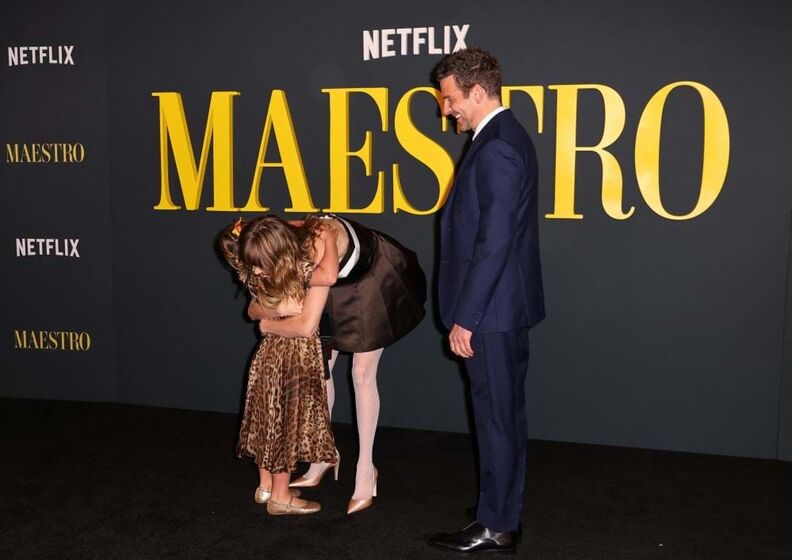 Que crescida! Bradley Cooper leva a filha, Lea, de 6 anos, à antestreia ... Que crescida! Bradley Cooper leva a filha, Lea, de 6 anos, à antestreia ...