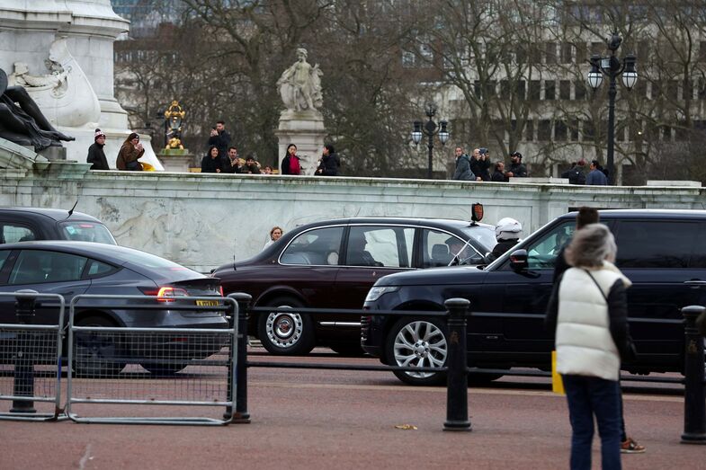 Rei Carlos III surge pela primeira vez em público após diagnóstico de ...