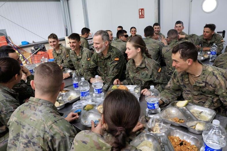 Juntos novamente e com camuflado militar! O reencontro do rei Felipe VI ...