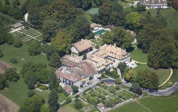 Um castelo com piscina, campos de ténis e jardins a perder de vista ...