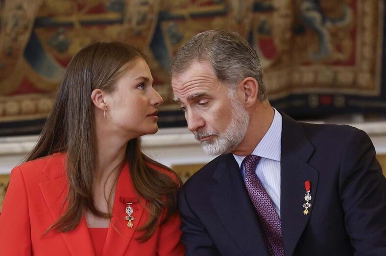Felipe VI não aguenta surpresa das filhas e emociona-se à frente de ...