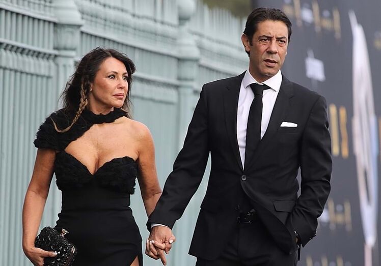 De mãos dadas em novo momento difícil. Mulher não deixa cair Rui Costa ...