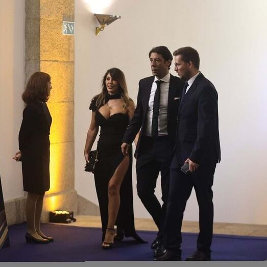 De mãos dadas em novo momento difícil. Mulher não deixa cair Rui Costa ...