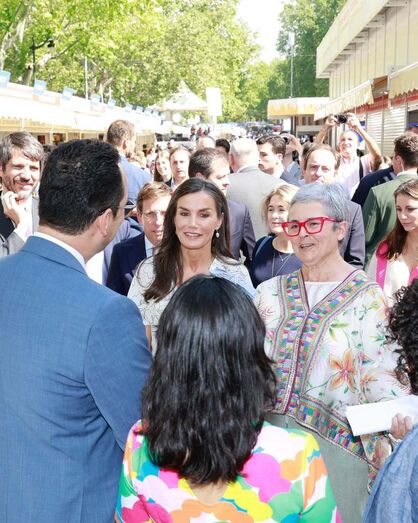 Leve e fresca! Letizia rende-se à Primavera com vestido floral Hugo ...