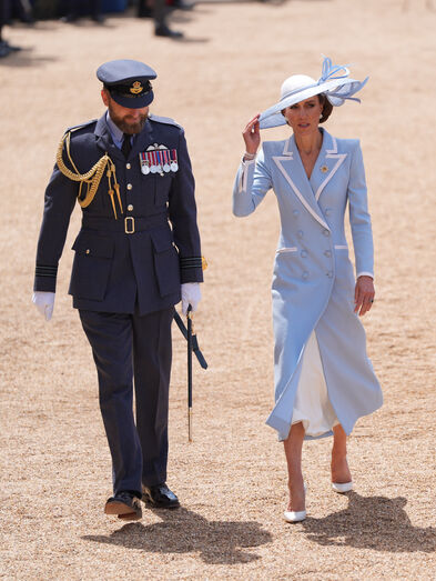 Beleza em azul pastel! A elegância de Kate Middleton no desfile ...